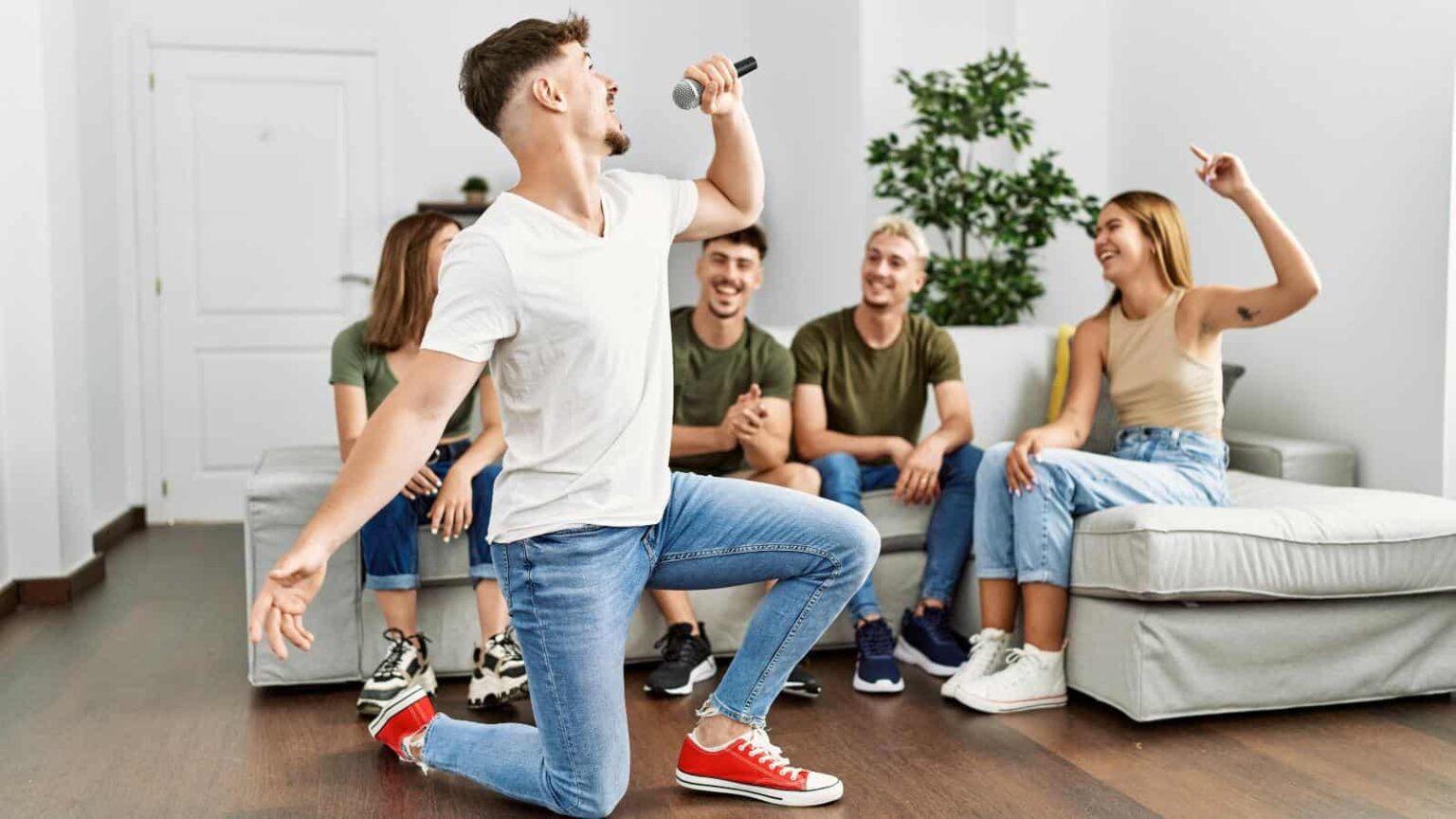 17 Common Behaviors of Naturally Charismatic People - Guide to Stress Less