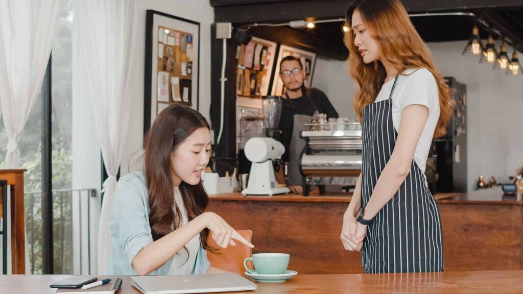 17 Defining Traits of Someone with No Class - Guide to Stress Less