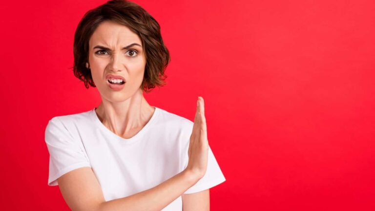 17 Defining Traits of Someone with No Class - Guide to Stress Less