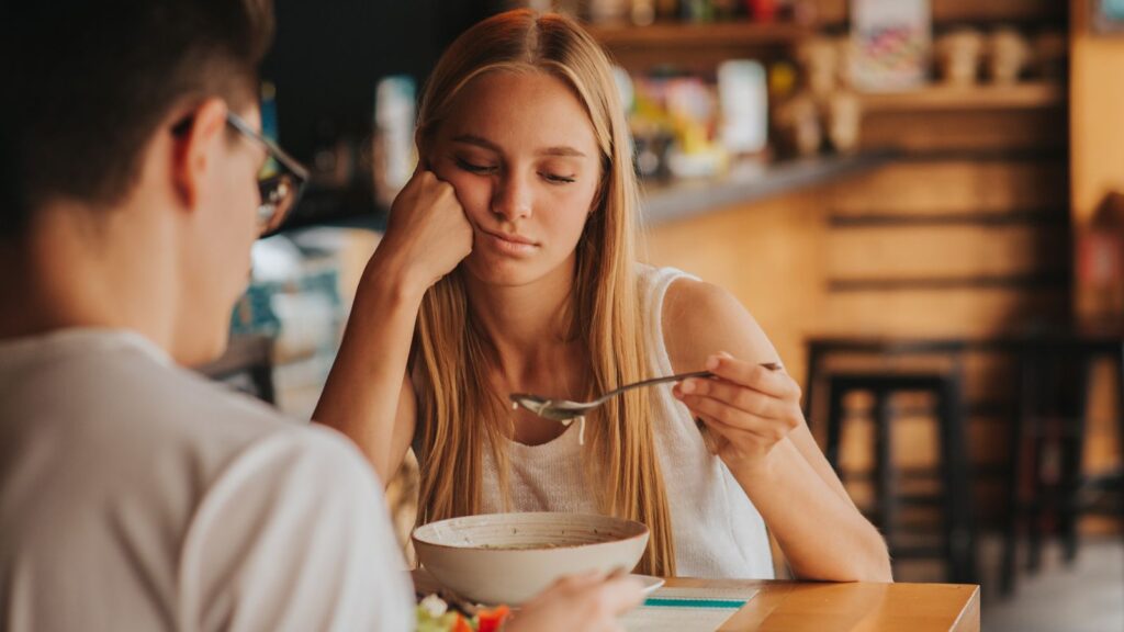 17 Defining Traits of Someone with No Class - Guide to Stress Less